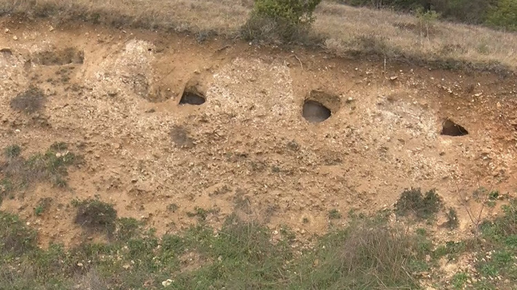 Şile'de yol çalışması sırasında ortaya çıktı! Kiremit mezarlara bölgede ...