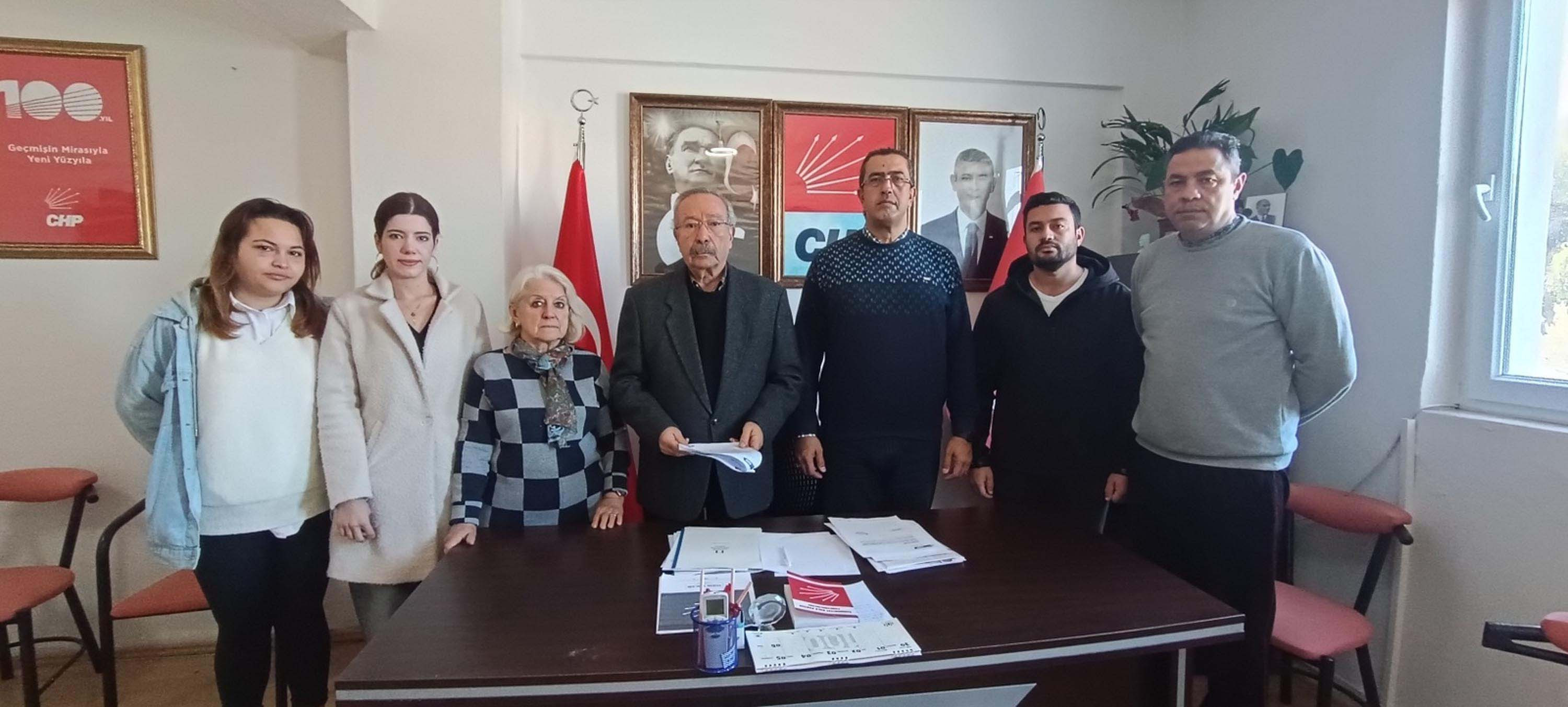 Cumhuriyet Halk Partisi Foça İlçe Başkanı Suat Yılmaz ve yönetimi ...