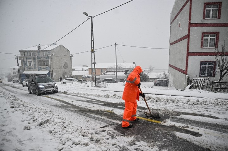KAR TATİLİ TEK TEK DUYURULDU: 10 ilde tatil açıklaması... Yarın okullar ...