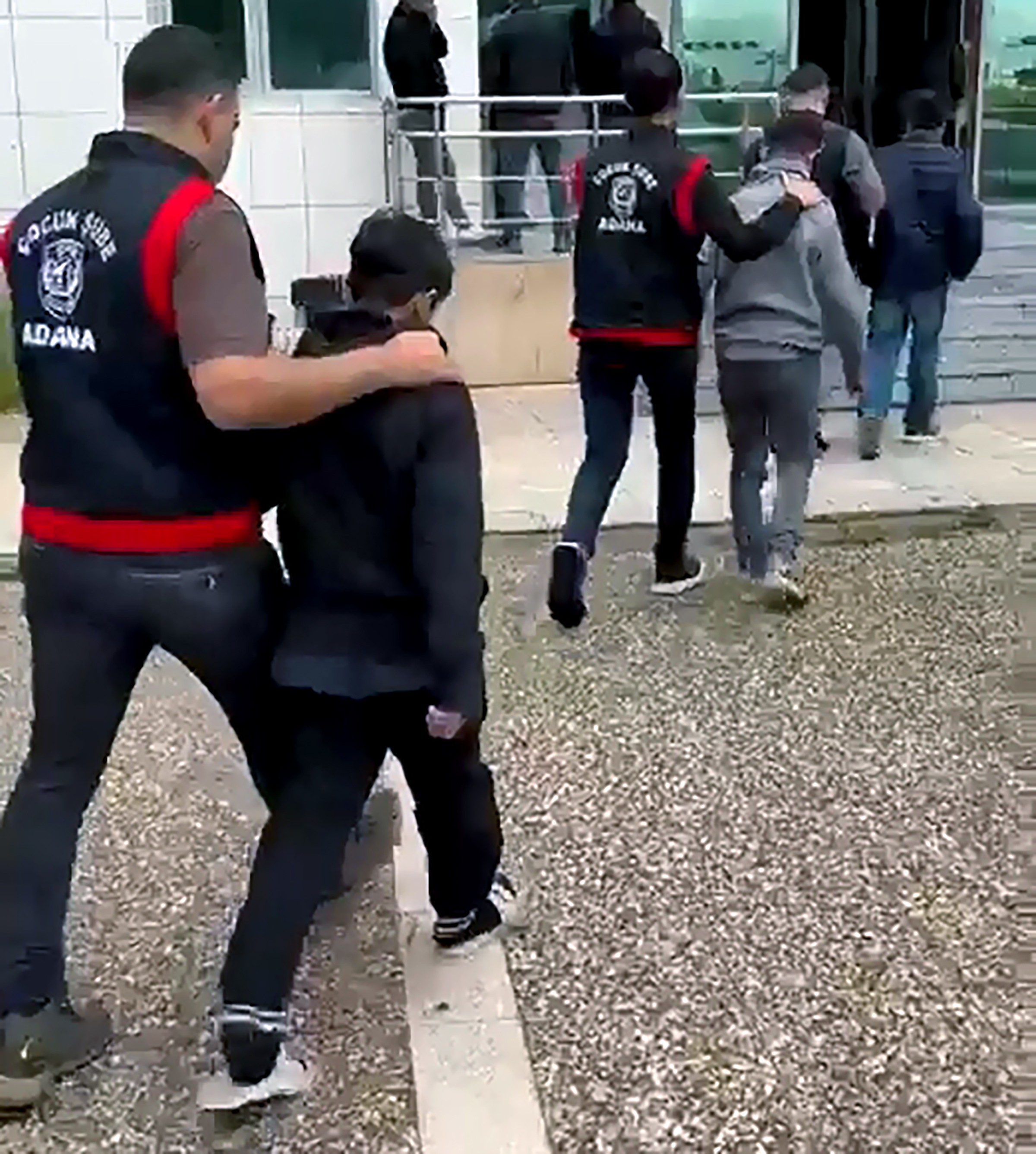 Adana Haberleri - Sokakta evsizi yumruklayan çocuğa ev hapsi cezası ...