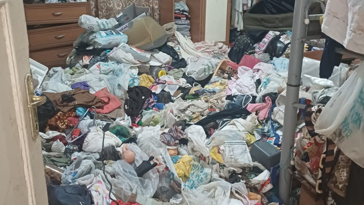 Ataşehir'de kötü koku ihbarı 'çöp evi' ortaya çıkardı! 'Her odadan ...