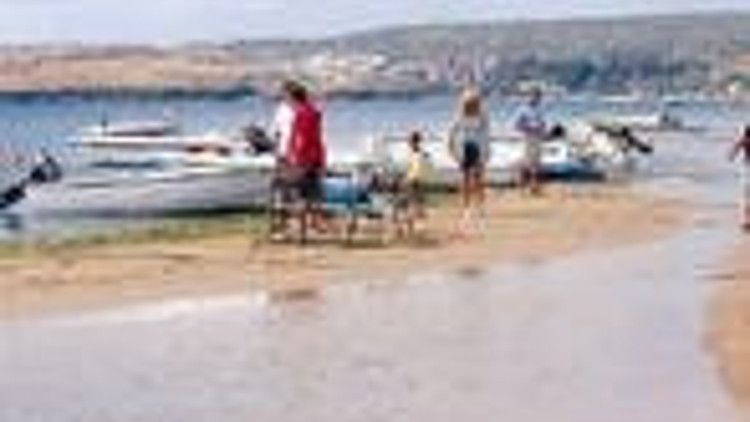 Erdek’te deniz 100 metre çekildi - Son Dakika Flaş Haberler
