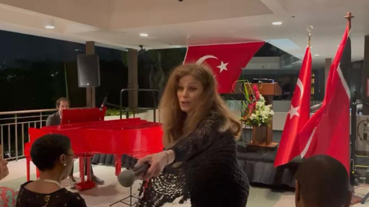 Arzu Ece, bayrağımız ve türkülerimizle Karayipler'de - Stil Haberleri