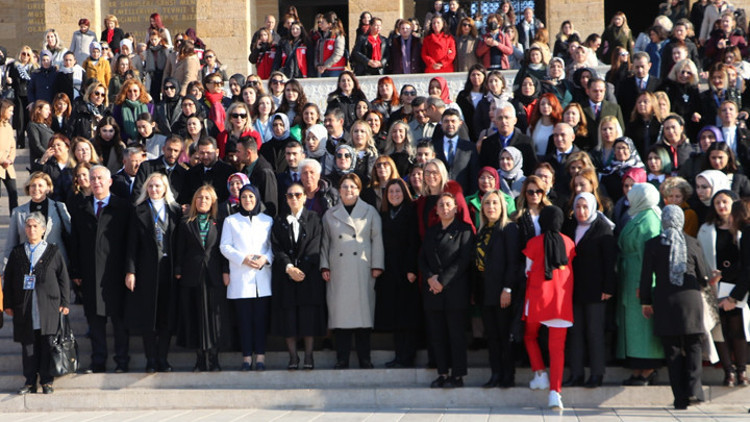 Bakan Yanık, kadınlarla Anıtkabir'i ziyaret etti - Son Dakika Haberleri
