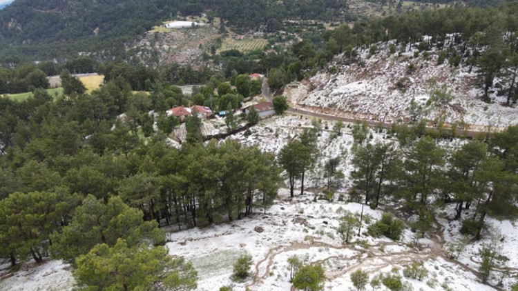 Bir anda bastırdı, her yer beyaza büründü! 'Emeklerimiz dakikalar ...