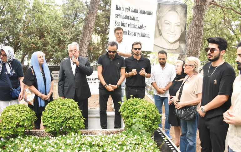 Çolpan İlhan mezarı başında anıldı - Stil Haberleri