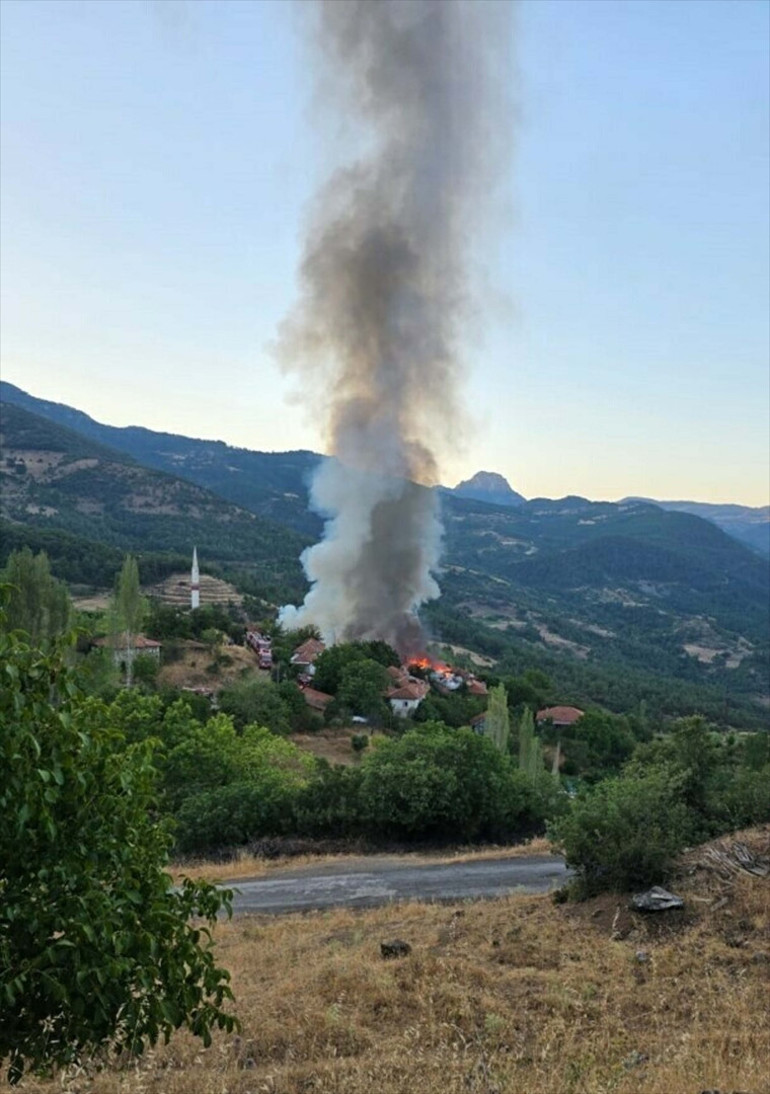 Balıkesir'de yangın: Mahallede 15 ev tamamen yandı - Son Dakika Haber