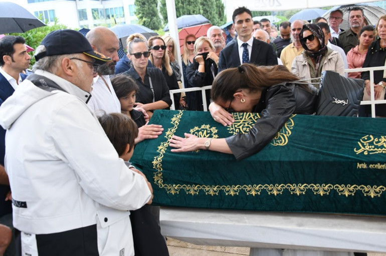 Sevenleri Halit Yukay'ı gözyaşlarıyla son yolculuğuna uğurladı ...