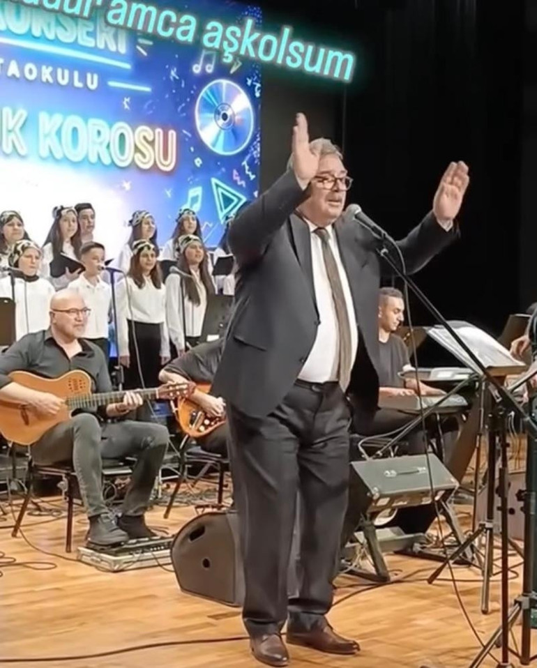 Okul müdürü mikrofonu eline aldı bütün salonu salladı: Barış Manço ...