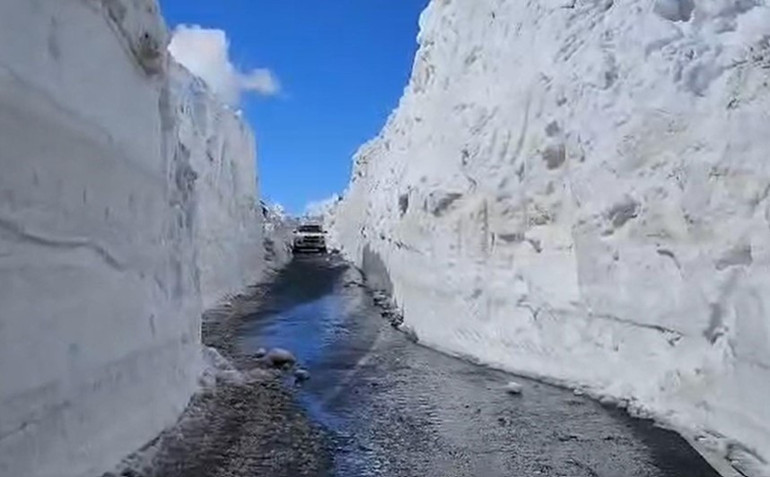 Yaz başında kara kış manzarası... Sibirya değil Muş: Kar kalınlığı 13 ...