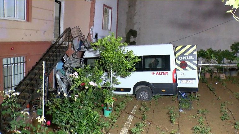 İstanbul’da servis minibüsünün evin bahçesine uçtuğu anlar kamerada; 1 ...